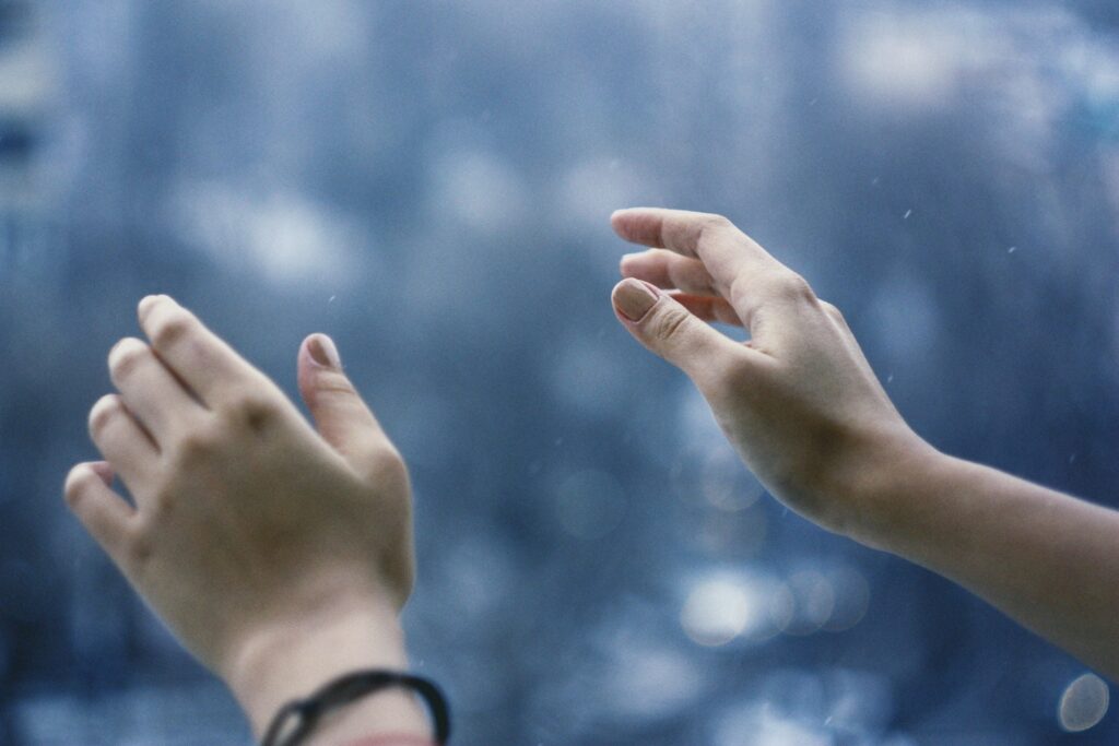 Why Cold Hands and Feet Could Signal a Bigger Health Issue – Health Prepper